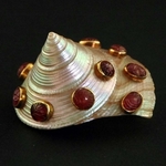 Ruby set shellbrooch Grima - Rocks and Clocks