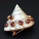 Ruby set shellbrooch Grima - Rocks and Clocks